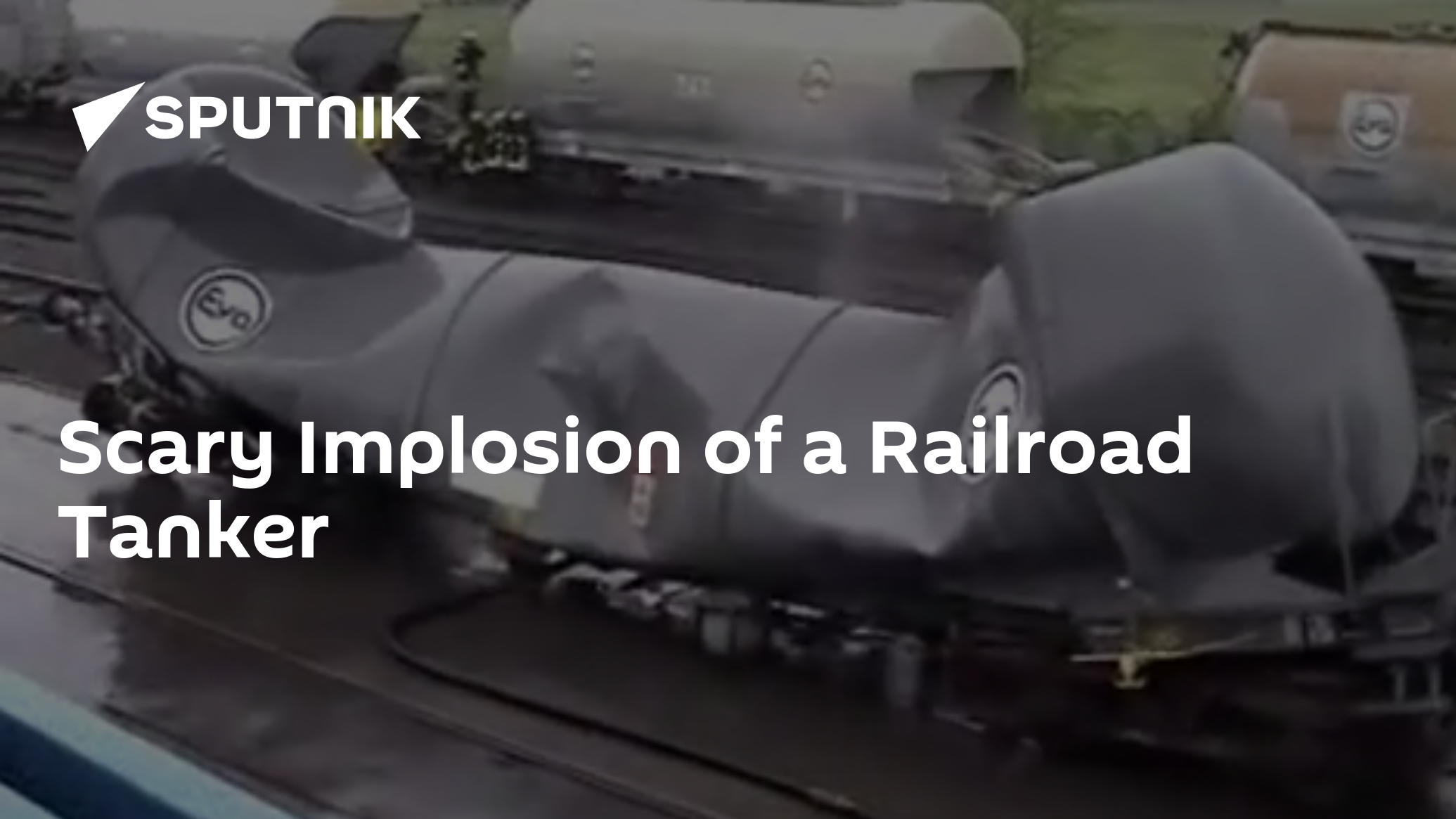 Scary Implosion of a Railroad Tanker - 12.11.2015, Sputnik International