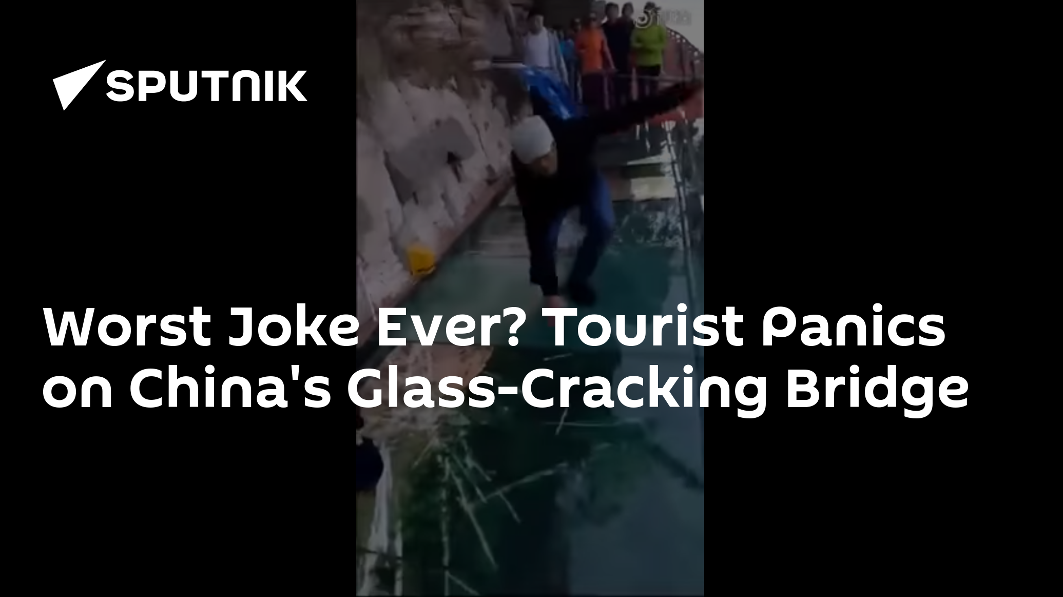 Worst Joke Ever? Tourist Panics on China's Glass-Cracking Bridge - 14. ...