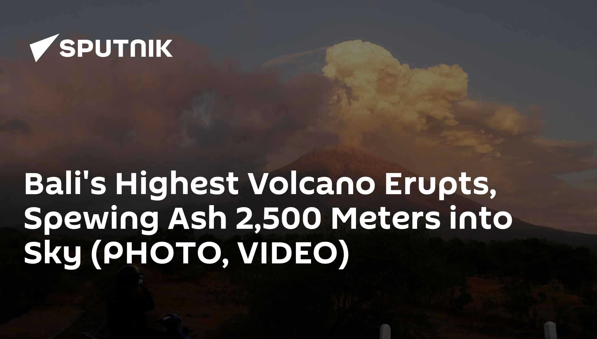 Bali's Highest Volcano Erupts, Spewing Ash 2,500 Meters into Sky (PHOTO ...