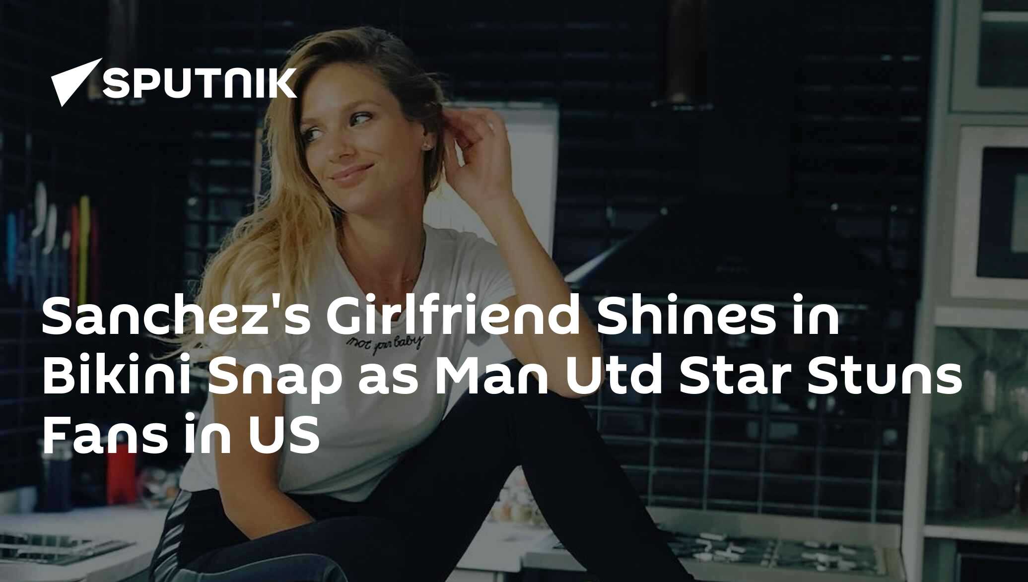 Sanchez's Girlfriend Shines in Bikini Snap as Man Utd Star Stuns Fans ...