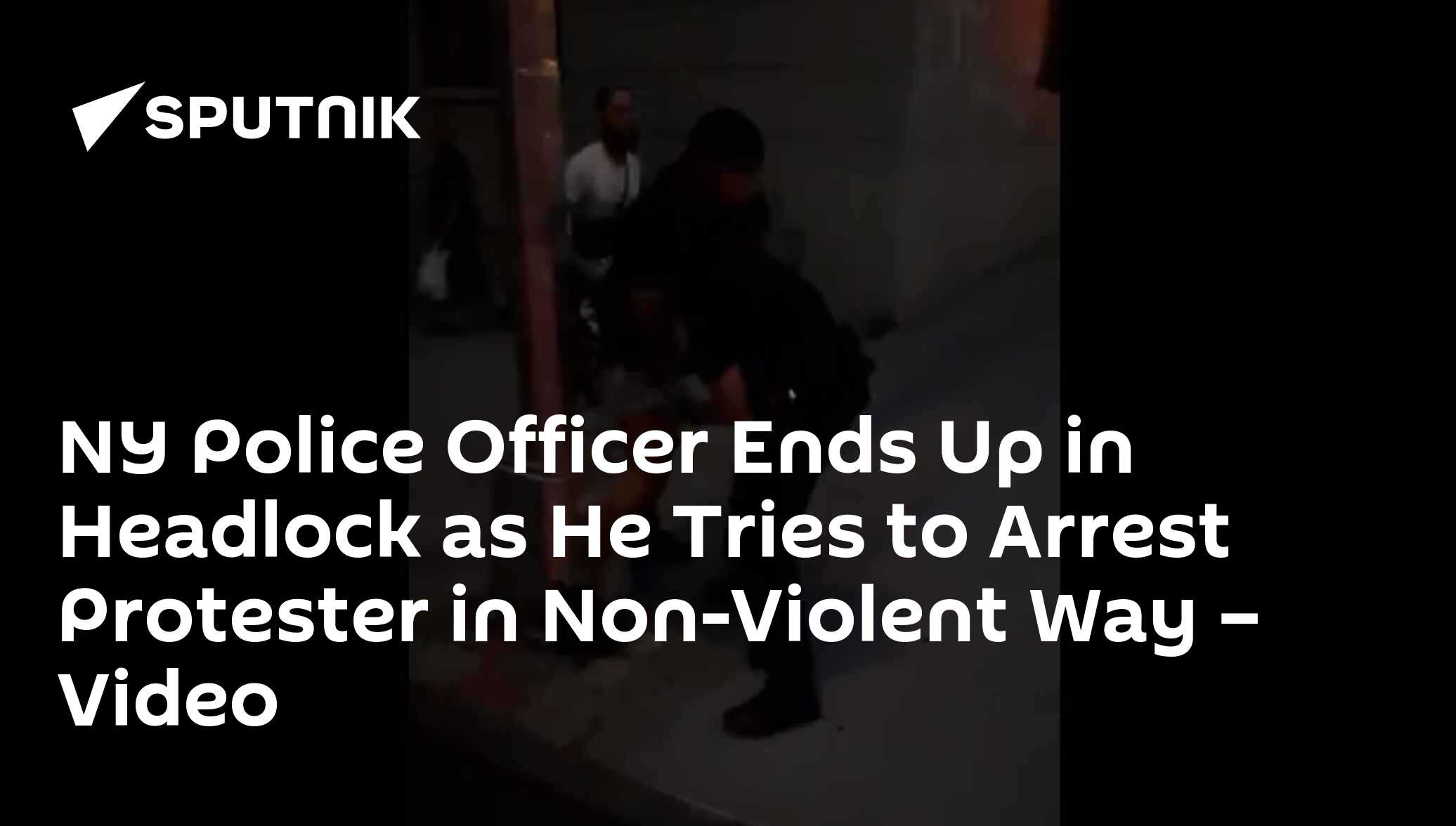 NY Police Officer Ends Up in Headlock as He Tries to Arrest Protester ...
