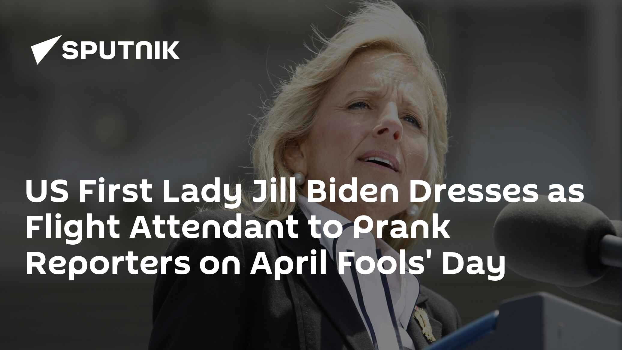 US First Lady Jill Biden Dresses as Flight Attendant to Prank Reporters ...