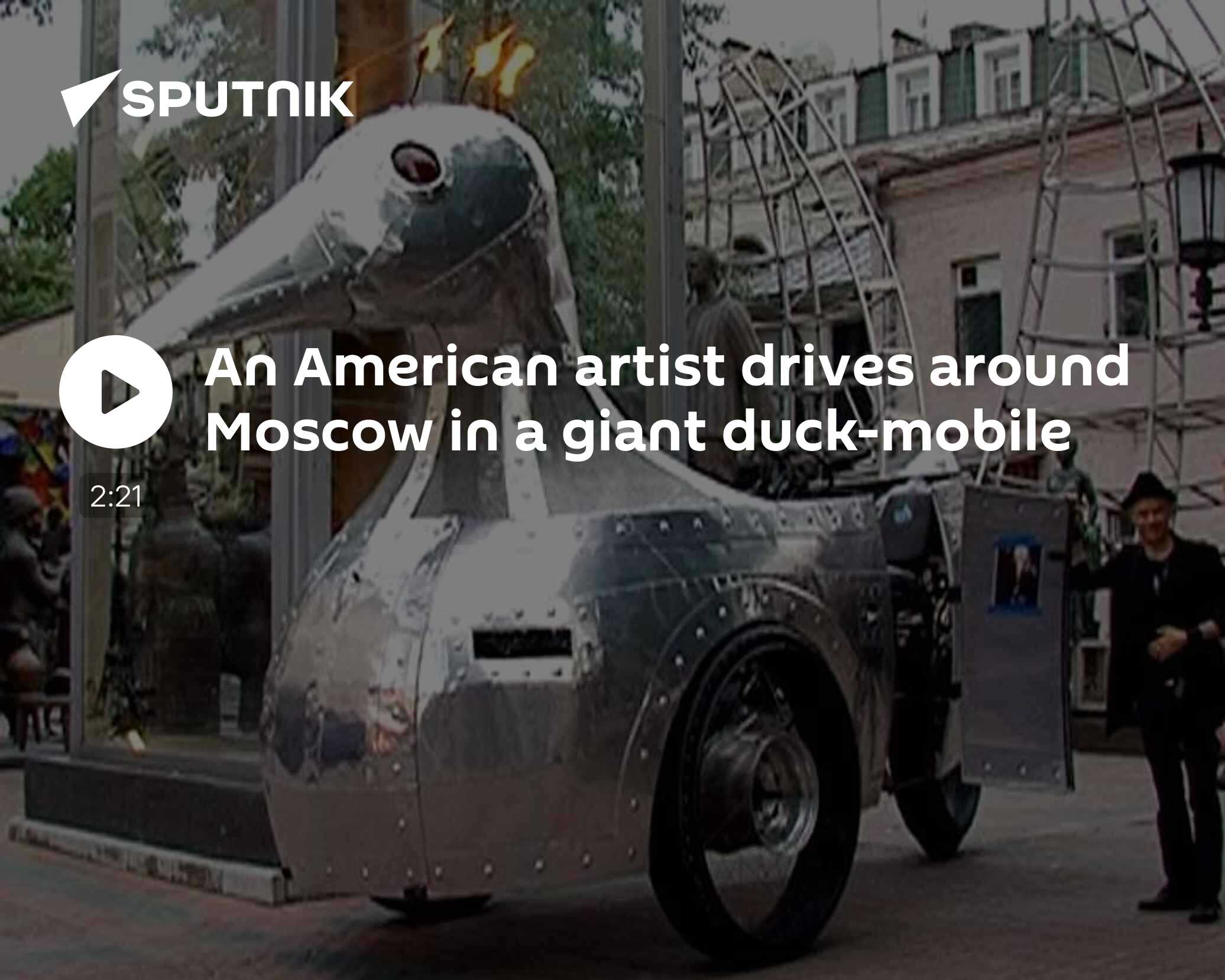 An American artist drives around Moscow in a giant duck-mobile - 17.06. ...