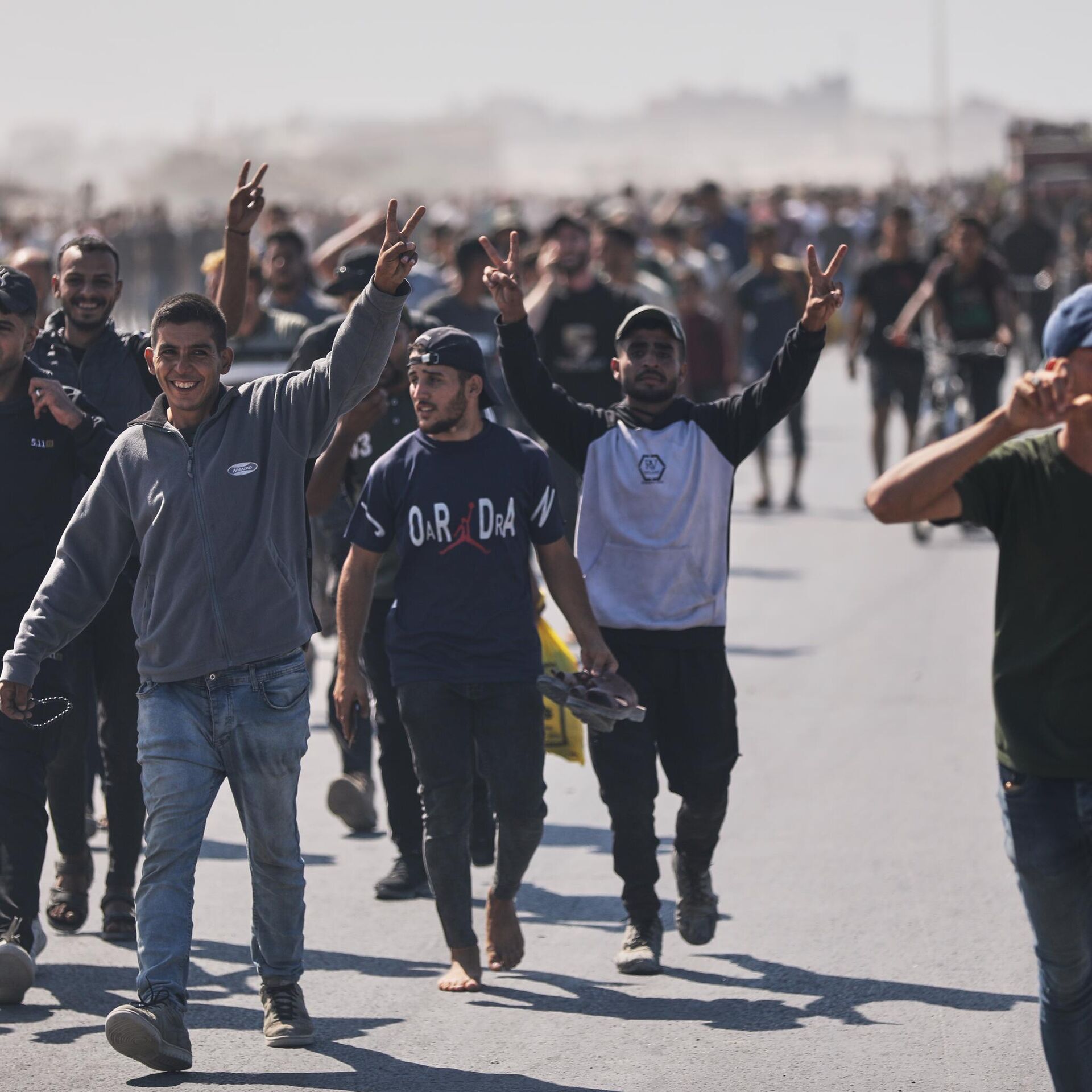 Buses Carrying Released Palestinian Prisoners Arrive in Palestinian ...